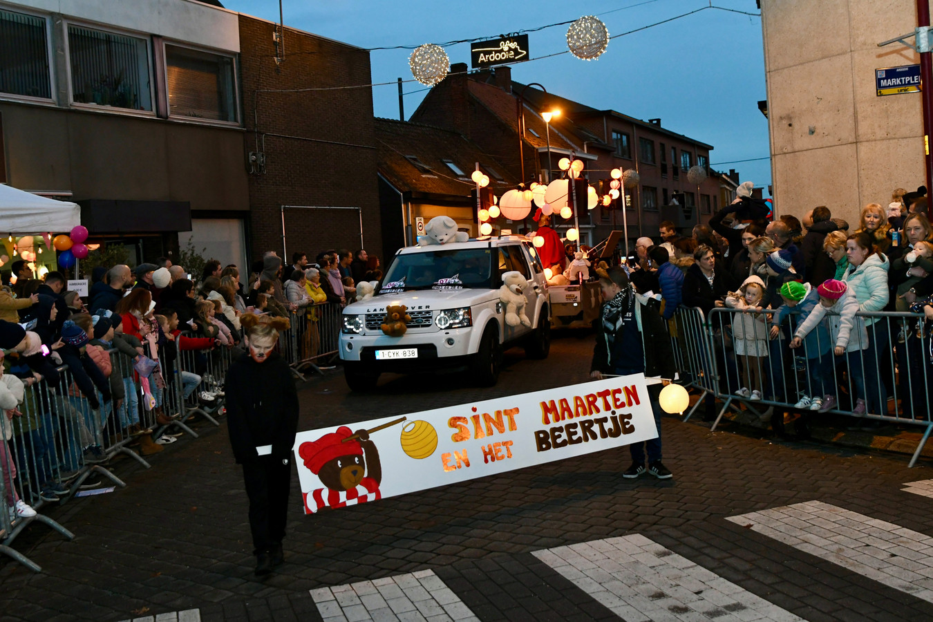 IN BEELD. 41e Sint-Maartensstoet lokt massa mensen: “Heel blij dat we ...