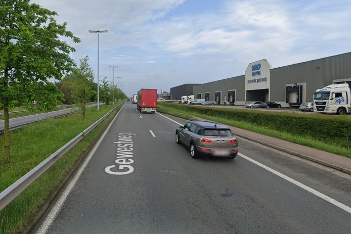 Bestuurder onder invloed belandt in gracht naast N16 | Temse | hln.be