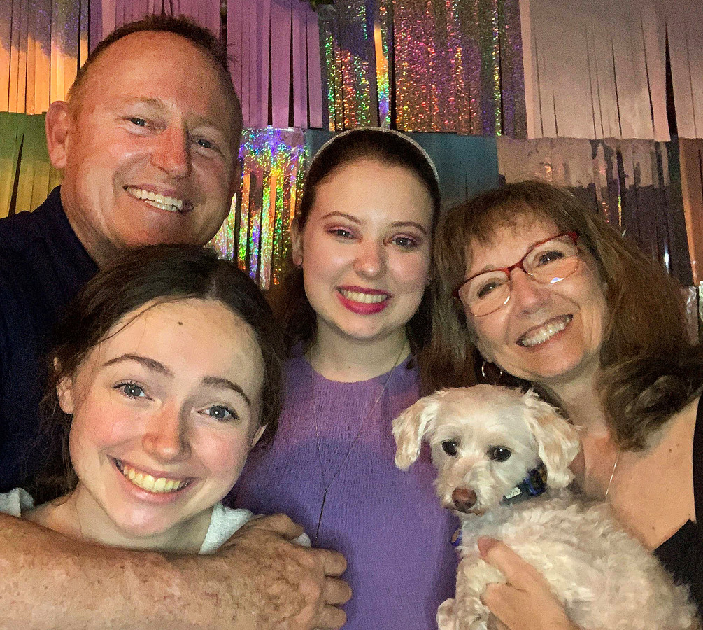 Tijdens gesprek met vrouw en dochter van gestrande astronaut, belt ...