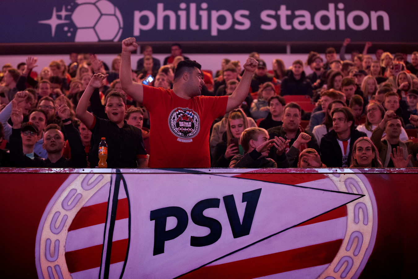 Meer dan vijftienduizend fans vieren met de spelers de bekerwinst van ...