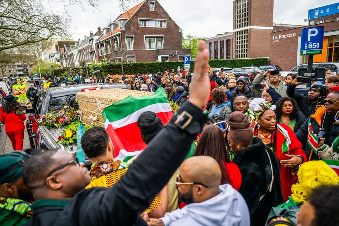 Honderden vlaggetjes en skibrillen bij afscheid Def Rhymz: 'Deze man ...