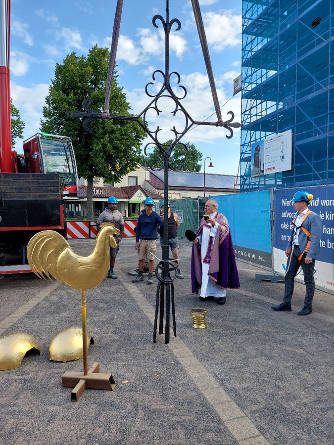 Weerhaan van historische kerktoren Luyksgestel weer terug op zijn ...