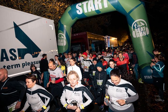 Beatrun lokt 1300 lopers, Lichtjes aan de Leie is goed voor 4500 wandelaars | Waregem | hln.be