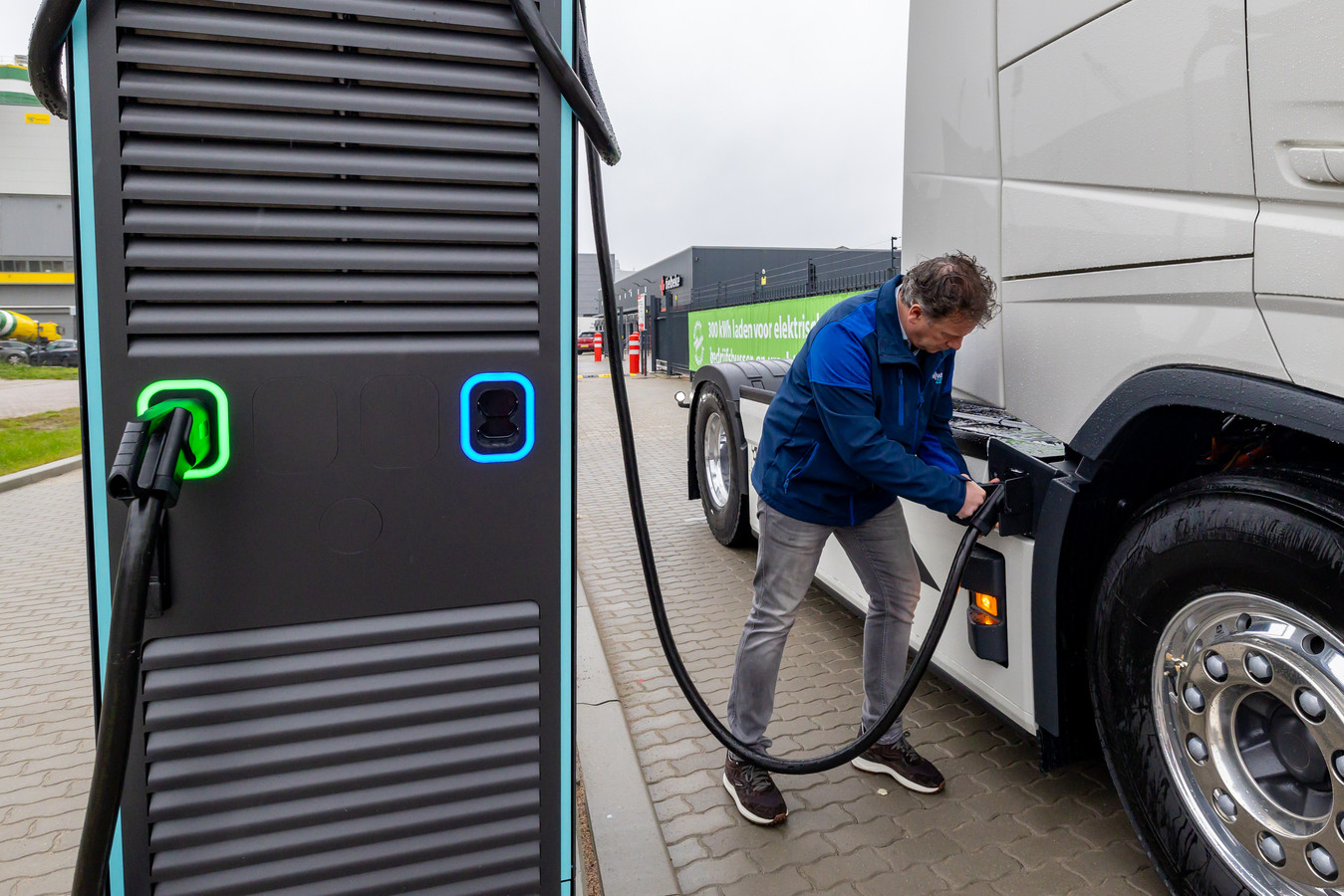 Laadstress voor trucker verleden tijd door dit unieke tankstation ...