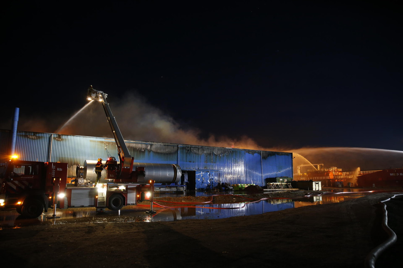 Sein brand meester gegeven voor zeer grote brand Moerdijk, brandweer nog uren bezig met ...
