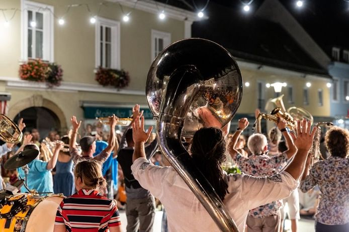 Orchestre International du Vetex brengt 900ste concert, feestfanfare ...