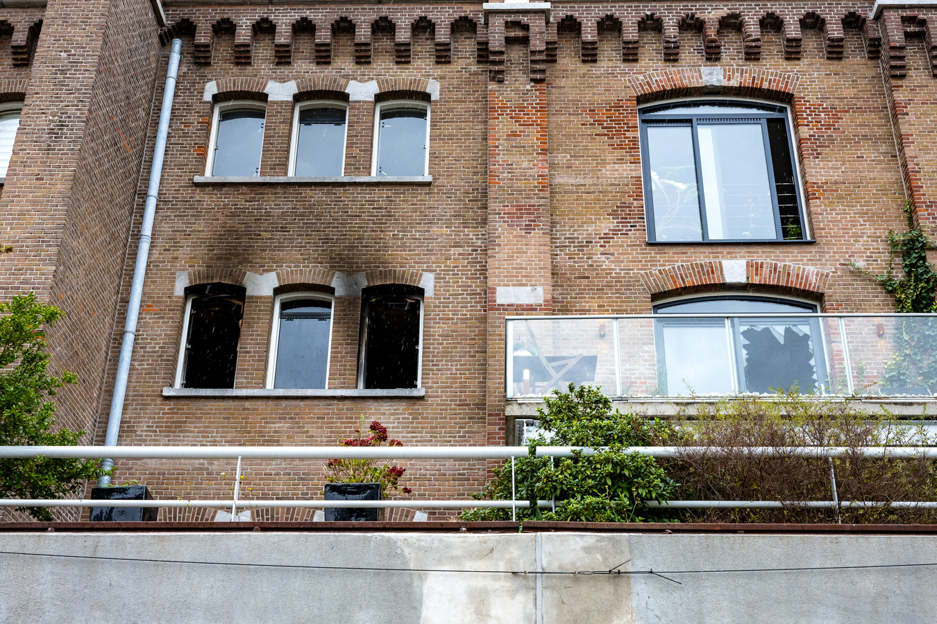 Moordverdachte Bretly D. laat voor het eerst van zich horen vanachter ...