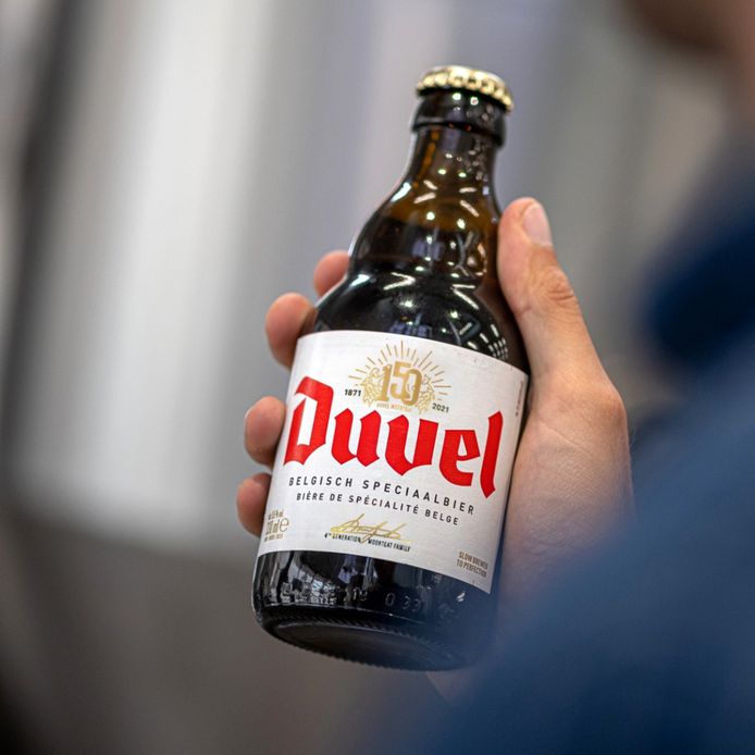 Werkneemster merkt diefstal van bak Duvel op en zet achtervolging in ...