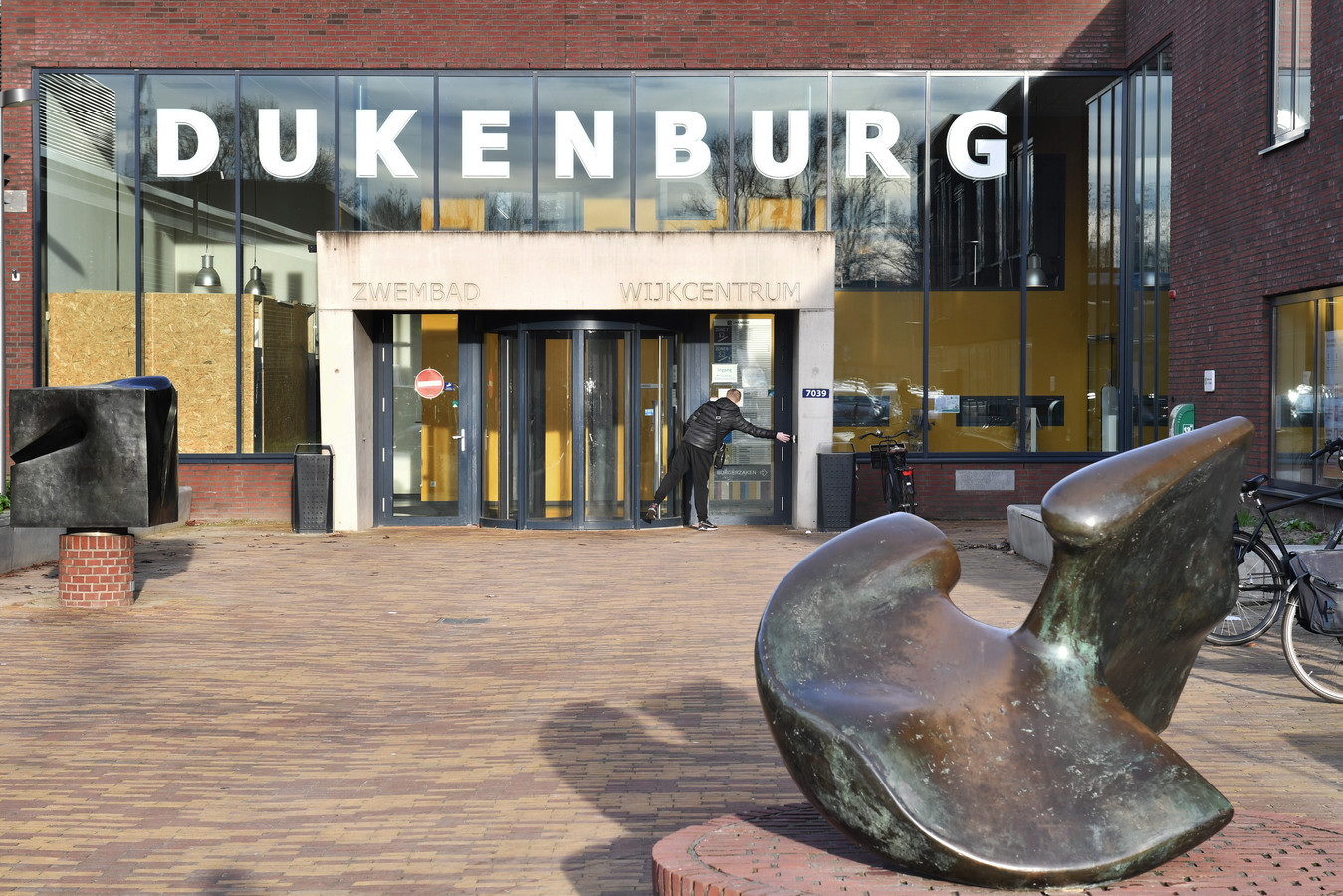 Pop-up redactie van ‘De Gelderlander’ op verkiezingsdag in Wijkcentrum ...