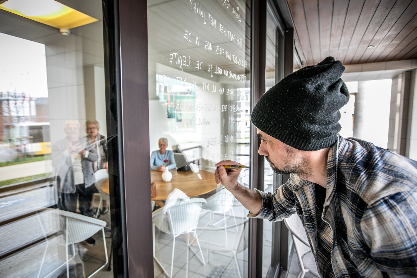 Kunstenaar schrijft gedicht op raam van rusthuis voor bewoners in ...