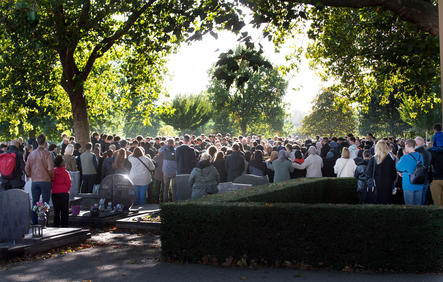 Honderden Leerdammers begeleiden Ege (15) naar zijn laatste rustplaats ...