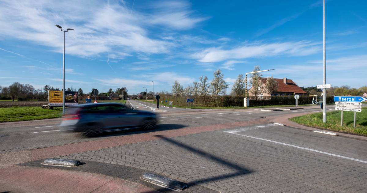 Vaste verkeerslichten op komst aan kruispunt Schriekstraat-Galgestraat ...