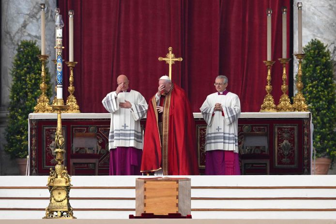 Voor het eerst leidt een paus de uitvaart van zijn voorganger ...