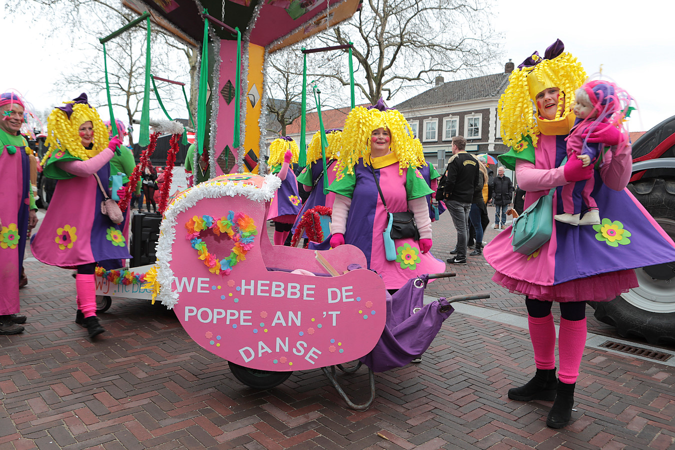 Optocht dreunt door Teskesdurp: Zwijsenplein is carnaval-proof | Foto ...