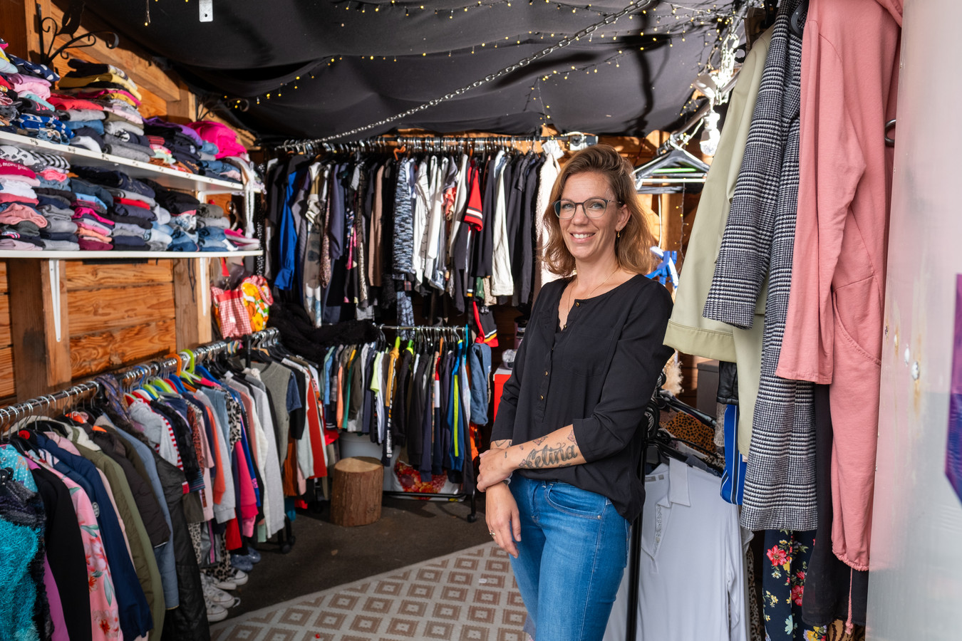 Nicole Hendrix volgt haar hart en deelt gratis kleding uit in Boutique ...