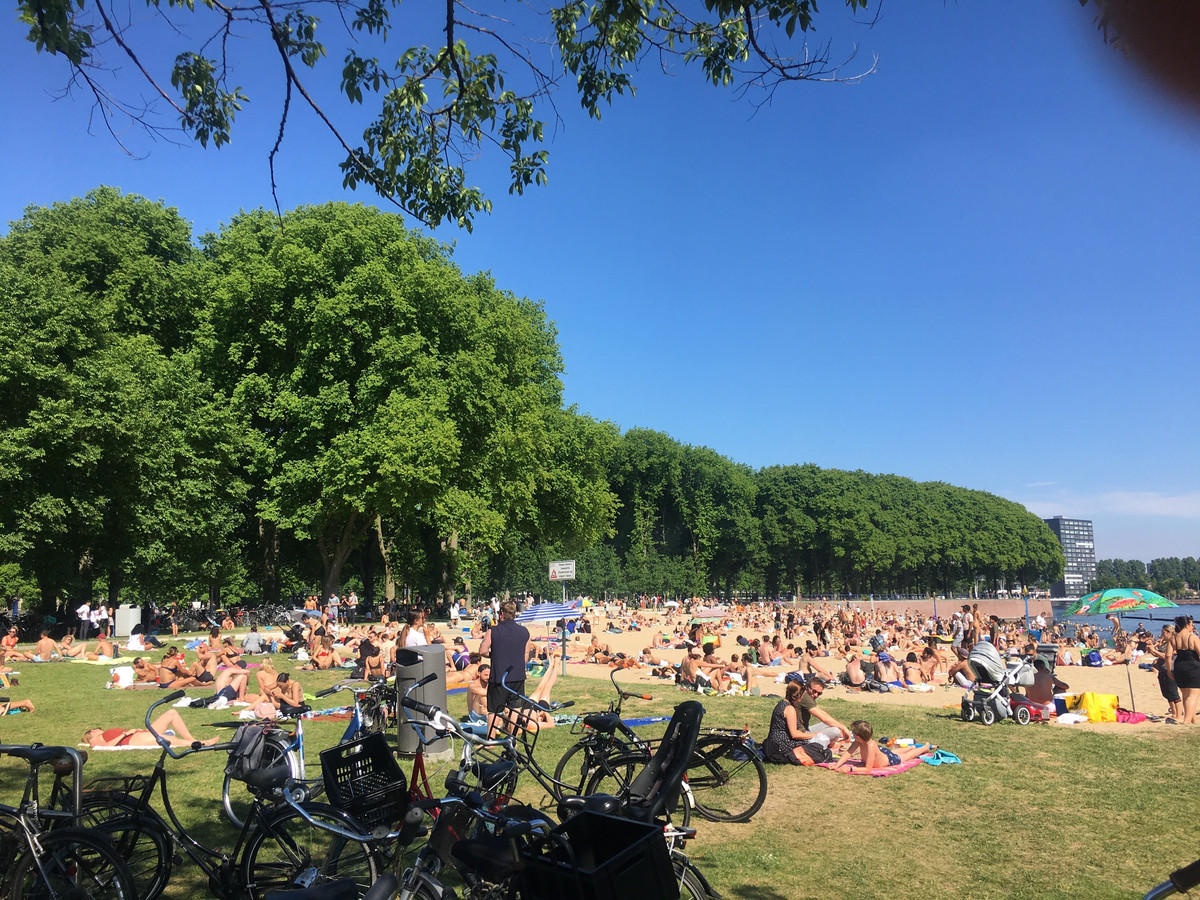 Grote drukte bij parken en stranden, politie stuurt bezoekers weg ...
