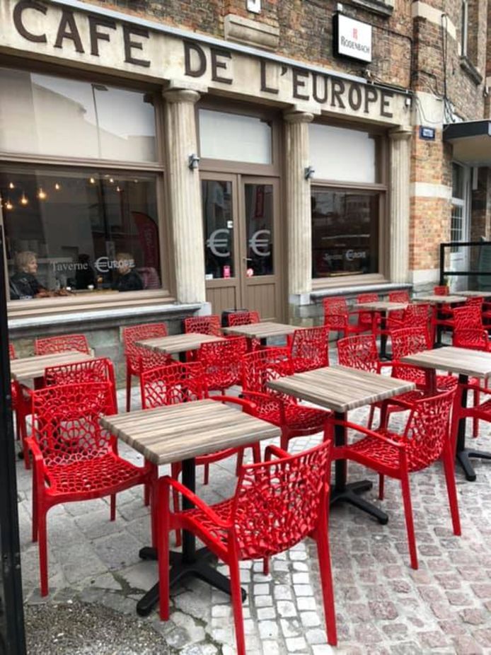 Rode terrasstoelen café gestolen | Roeselare | hln.be