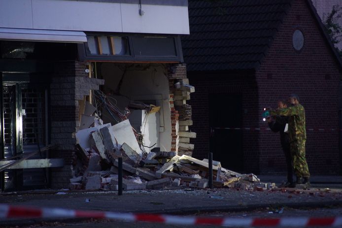 ABN-pinautomaat in Waalwijk opgeblazen met explosieven, grote schade aan gebouw | Waalwijk ...