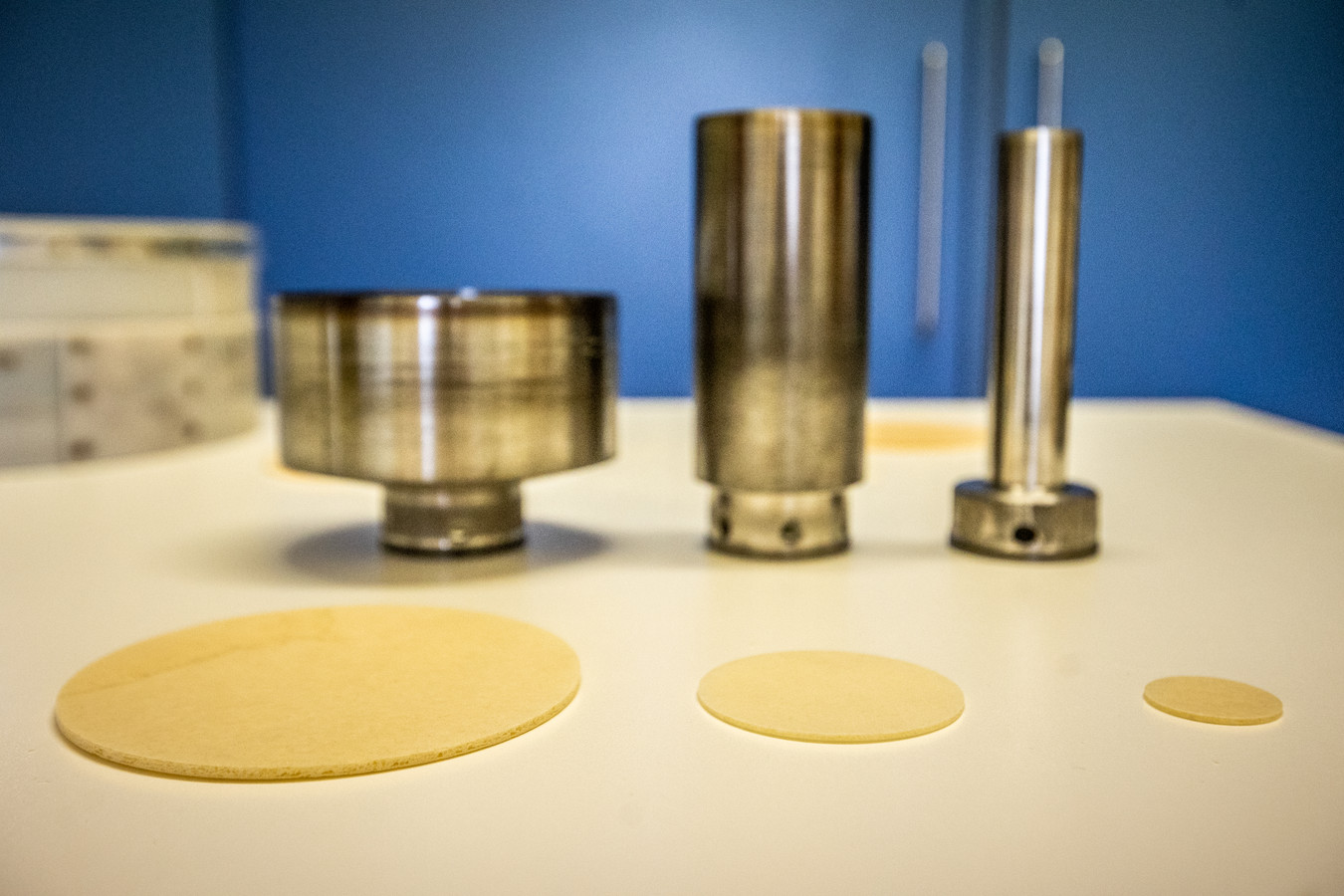 KEMPENSE KLEPPERS. In Abdij van Tongerlo bakken ze 3 miljoen hosties ...