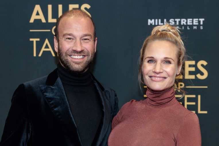 Kimberley Klaver en vriend Michel van den Berg stappen in het ...