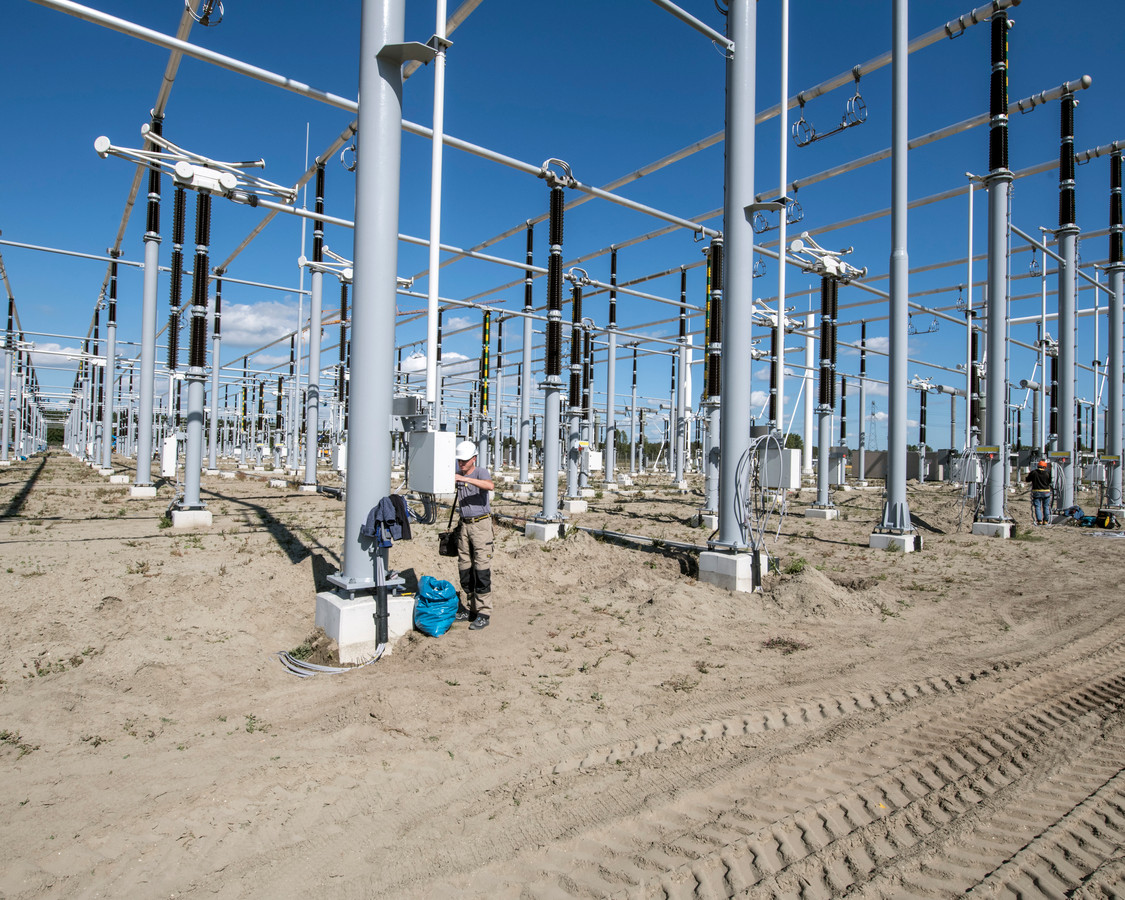 Werk aan masten hoogspanningsstation Rilland in januari hervat | Foto | AD.nl