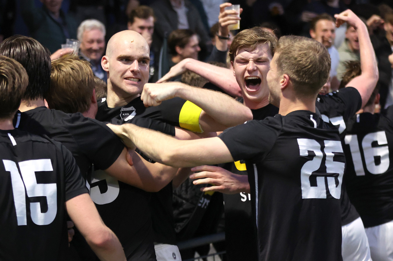 Quick’20 schrijft clubhistorie en viert bekerwinst, finale wel ontsierd ...