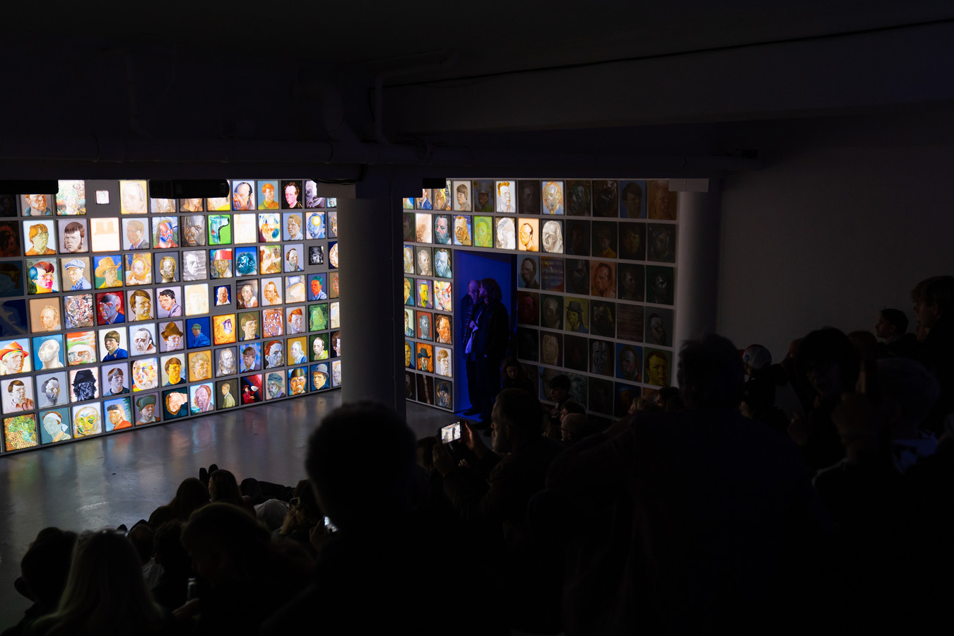 Meer dan 9000 zelfportretten zijn handelsmerk van kunstenaar Philip ...