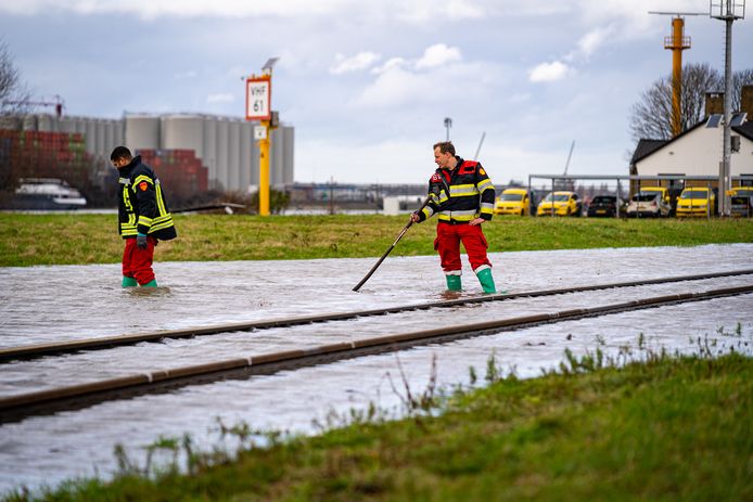 Gesprongen leiding zorgt voor grote wateroverlast bij bedrijfsterrein ...