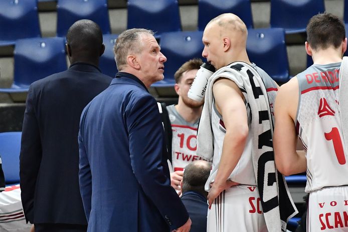 Coach Luc Smout debuteert met Antwerp Giants in de kwartfinales van de ...