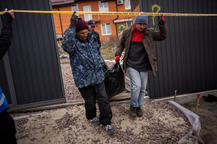 “Gedood door kogel”: in dit mortuarium van Boetsja wordt de ene na de ...