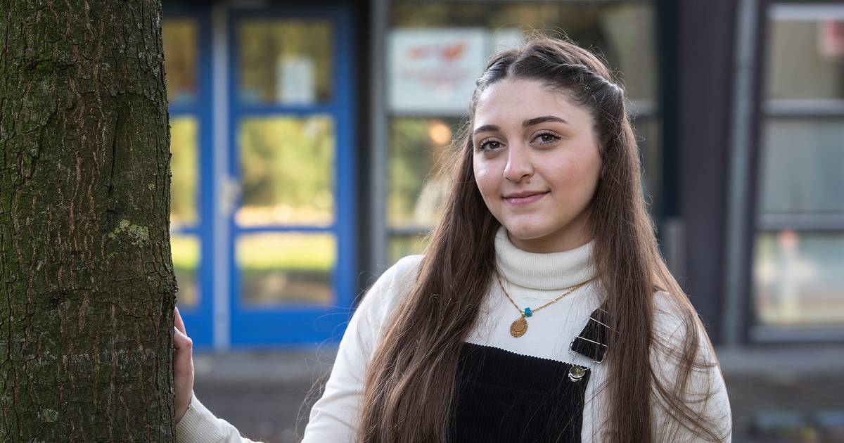 Salya (19) helpt nu zélf vluchtelingen: ‘Ik heb geen zin om op de bank ...