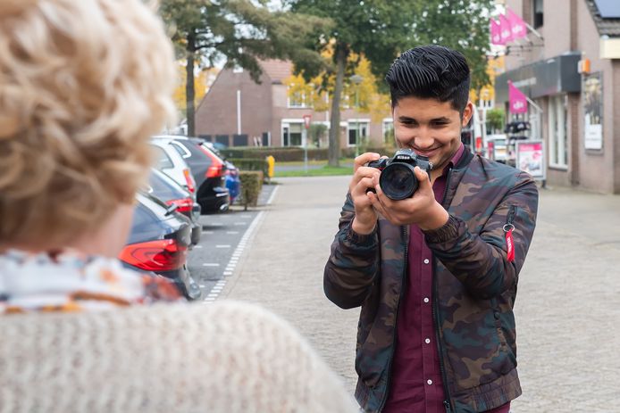 Nehad bespreekt het nieuws uit Hank en de rest van de wereld via ...