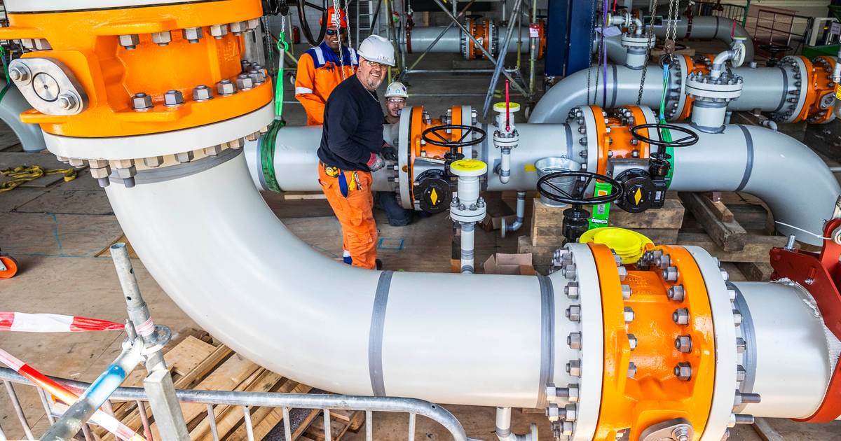 Pompstation Delft stuwt heet water tussen Rotterdamse haven en Den Haag voor warme huizen zónder ...