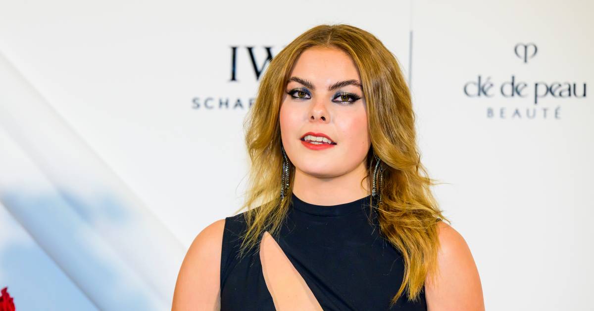 Bij Eloise haar make-up werd gekozen voor ‘hoe meer hoe beter’, en dat ...