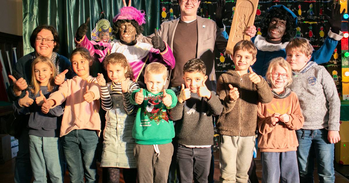 Prijswinnaars Sinterklaaswedstrijd getrakteerd op boeken, snoep en ...
