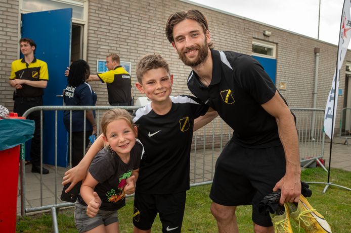 Hoeven loopt uit voor NAC: de gesigneerde sokken mogen van Riff (6 ...