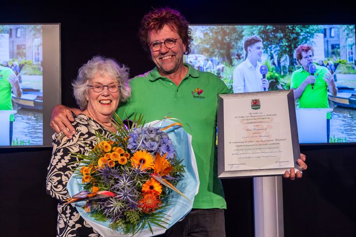 Zilveren erepenning voor Hans Hoogerwerf bij afscheid van Varend Corso ...