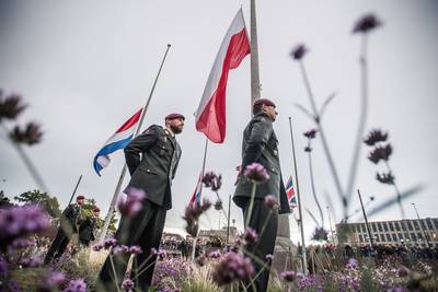 Vlaggen halfstok en minuut stilte als rouwbetoon voor Koningin Elizabeth bij Airborne ...
