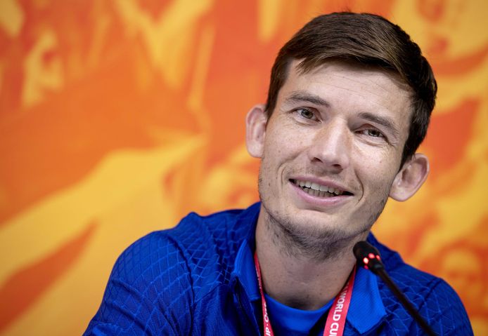 Verkouden Marten de Roon grapt op persconferentie: ‘Misschien iets te ...