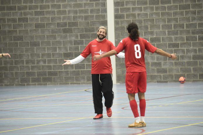 Bekende Antwerpenaren voetballen voor het goede doel | Antwerpen | hln.be