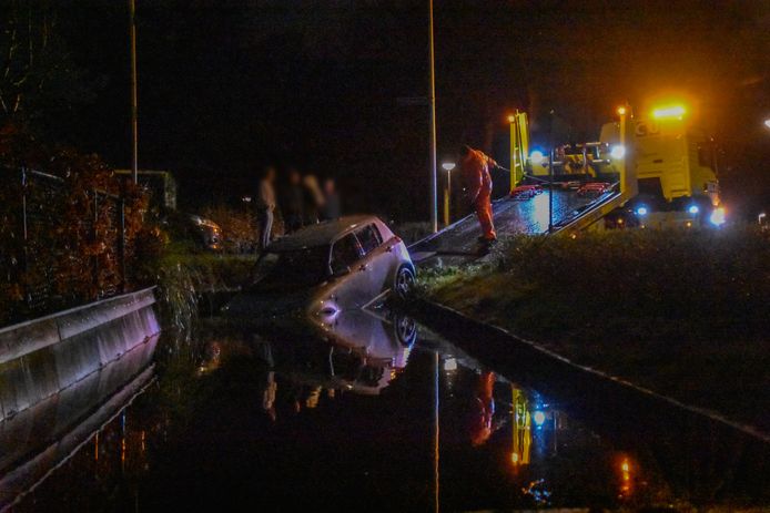 Vrouw rijdt water in en krijgt een natte broek | Alphen | AD.nl