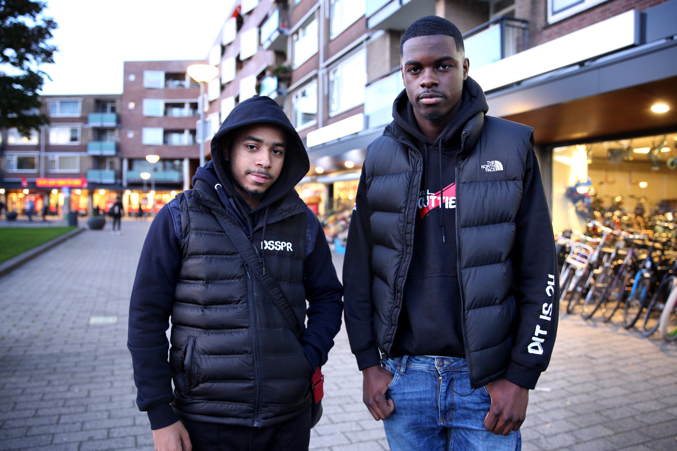 Rotterdamse rappers die met wapens zwaaien in clips tekenen bij bekend ...