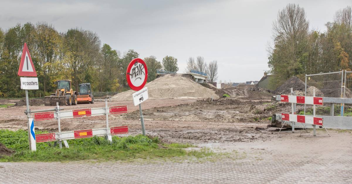 Tholen blundert: werk nieuw kruispunt ligt stil omdat gemeente aanvragen ontheffing naliet ...