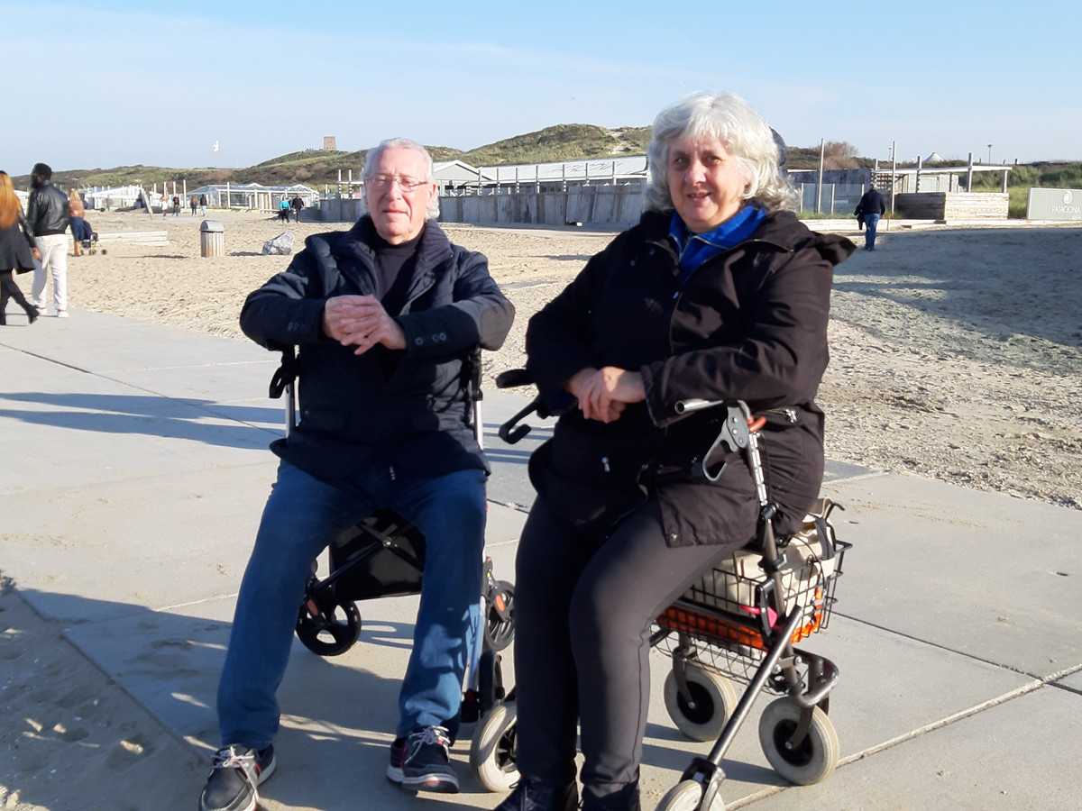 Thuis staat de kerstboom al, maar toch gaan mensen massaal het strand ...