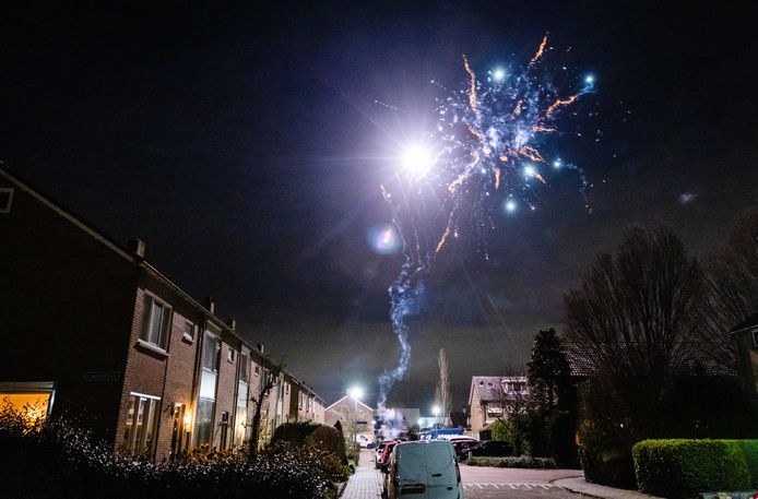 Tientallen arrestaties in Amsterdam, politie bekogeld met vuurwerk | Jaarwisseling 2022/2023 | AD.nl