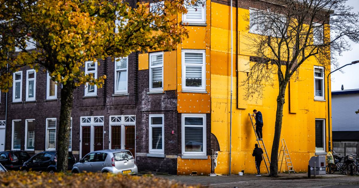 Vijf maanden keek de buurt aan tegen dit bizarre gele huis, nu gaat de ...