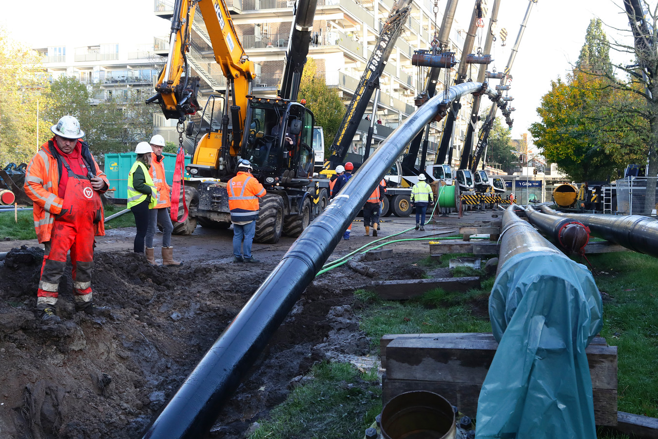 Indrukwekkende klus: zeven enorme kranen leggen buis van 210 meter voor ...