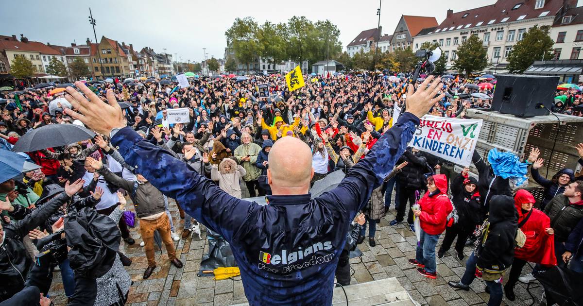 Vijftiger vrijgesproken voor Hitlergroet tijdens coronabetoging ...
