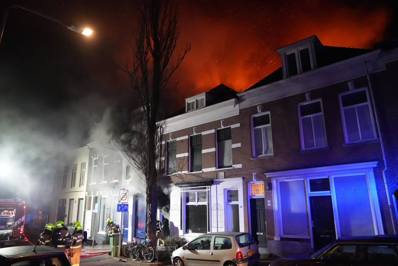 Zeven huizen onbewoonbaar na grote brand Arnhem, nablussen kan nog uren ...