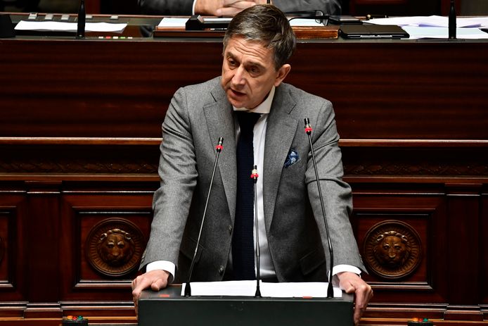 Regering-Wilmès krijgt steun van negen partijen: “Angst om geïnfecteerd ...